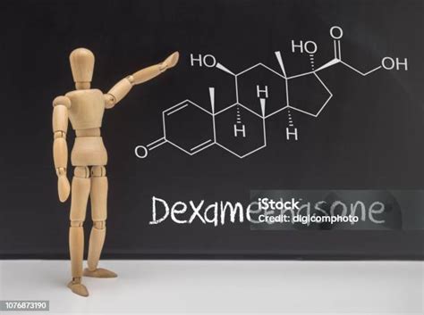 Boneka Artikulasi Menunjukkan Dalam Komposisi Kimia Papan Tulis Dexamethasone Gambar Konseptual