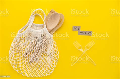 플라스틱 무료 및 제로 폐기물 라이프 스타일 에코 스토어 개념 상단 보기 메쉬 가방과 숟가락의 녹색 배경에 플랫 누워 0에 대한 스톡 사진 및 기타 이미지 Istock