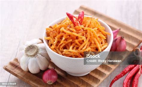 성냥개비 크기로 얇게 썬 감자 튀김 마른 튀김 보통 일부는 짭짤하고 일부는 매운 맛입니다 Eid Ul Fitr에 대한 스톡 사진 및 기타 이미지 Istock