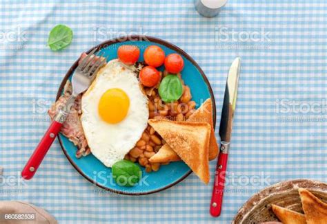 계란 콩 토마토 베이컨 및 토스트를 테이블에 접시에 튀긴 0명에 대한 스톡 사진 및 기타 이미지 0명 가득 찬 건강한 식생활 Istock