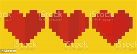 노란색 배경에 하트의 형태로 설정된 빨간색 픽셀 실루엣 개념에 대한 스톡 벡터 아트 및 기타 이미지 개념 건강관리와 의술