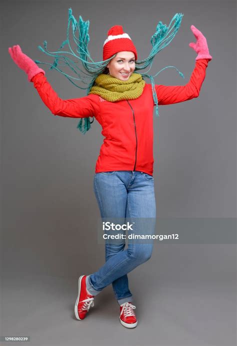 녹색 아프리카 계 미국인 공포와 회색에 대한 머리를 토고 따뜻한 겨울 의류 젊은 백인 여성의 초상화 수직 샷 땋은 머리에 대한 스톡 사진 및 기타 이미지 Istock