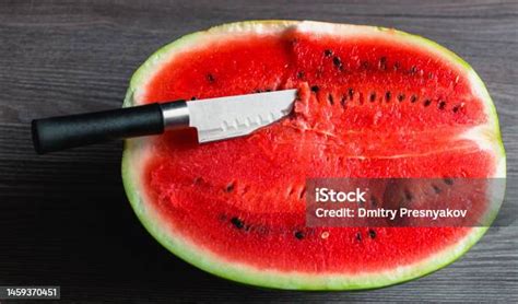 여름에 식탁에 칼로 자른 신선한 수박의 클로즈업 평면도 칼로 빨간색 잘 익은 수박 빨간 수박의 펄프에 날카로운 부엌 칼 건강한 식생활에 대한 스톡 사진 및 기타 이미지
