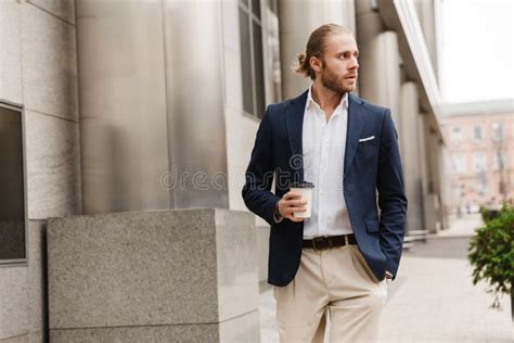 Jovencito Y Atractivo Hombre De Pelo Rubio Imagen De Archivo Imagen De Ciudad Bebida