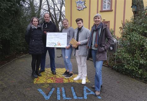 Organisatoren Der Friedenskundgebung Spenden 700 Euro An Helping Hands
