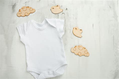 레이아웃 플랫 누워 흰색 아기 Bodysuit 셔츠 어린이 나무 장난감와 백색 배경에 디자인 및 로고 광고의 배치에 대 한 조롱 0명에 대한 스톡 사진 및 기타 이미지