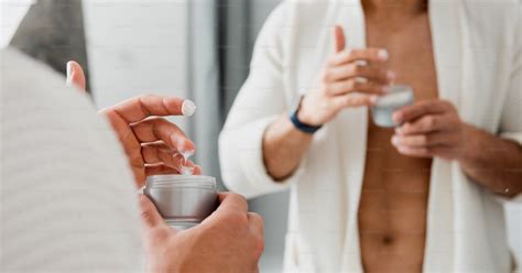 아침 위생 개념 거울 전에 욕실에 머무르는 동안 손에 손을 잡고 상자에서 손가락에 크림을 든 젊은 남성의 허리 위로 자른 머리 반사 사진 Unsplash의 손가락 이미지