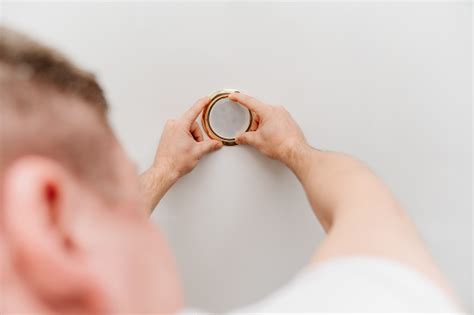 남성 전기 기술자가 스포트라이트 천장 램프의 전구를 바꿉니다 가정 생활에 대한 스톡 사진 및 기타 이미지 가정 생활 가정용 장비 건물 관리 서비스 Istock