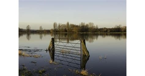 Откриха издирвания след бедствията мъж премръзнал но жив