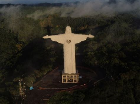 บราซิลสร้างรูปปั้นพระเยซู องค์ใหญ่
