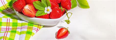 테이블에 흰색 도자기 그릇에 딸기 육즙이 잘 익은 붉은 딸기로 채워진 그릇 개체 그룹에 대한 스톡 사진 및 기타 이미지 개체