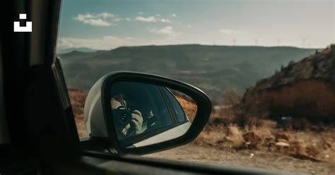 산맥을 보여주는 자동차 사이드 미러 사진 Unsplash의 무료 에르시예스 이미지