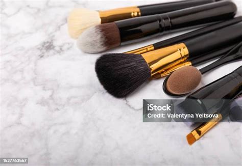 흰색 대리석 배경에 메이크업 브러쉬 화장품 메이크업 브러쉬 컬렉션입니다 뷰티컨셉 메이크업 도구 텍스트를 위한 위치입니다 복사할 장소 0명에 대한 스톡 사진 및 기타 이미지