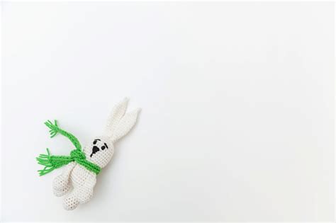 흰색 배경에 고립 된 녹색 스카프에 장난감 토끼와 단순히 최소한의 디자인 어린이 케어 육아 가족 개념 플랫 레이 상단 보기 복사 공간 0명에 대한 스톡 사진 및 기타 이미지