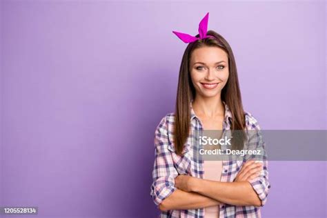 자신감 있는 콘텐츠 소녀 크로스 손의 초상화 는 보라색 색상 배경 위에 고립 된 복고풍 스타일의 의류를 착용하는 그녀의 작품을 즐길 수 있습니다 갈색 머리에 대한 스톡 사진