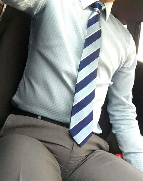 ムッチリな股間の膨らみ指で突いたら弾力ありそう♪ スーツ ぽっちゃり男性 男性