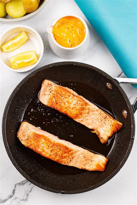 Crispy Pan Fried Salmon Fillets Felly Bull