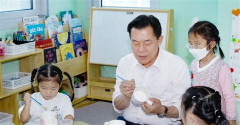 ‘어린이집에 간 사나이일일 보육교사 체험 나선 수원시장