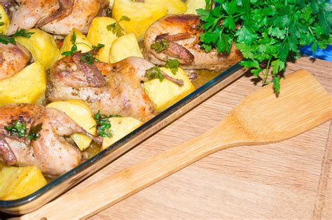 메 추 라 기 고기를 오븐에 구운 새로운 감자와 파 슬 리의 반 찬과 메 하 추 갓 요리 라 가금류에 대한 스톡 사진 및 기타 이미지 Istock