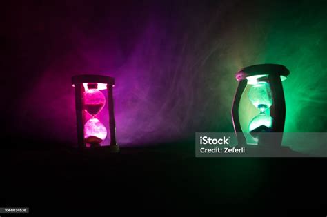 시간 개념입니다 모래 시계 시계와 뜨거운 노란색 주황색 빨간색 파란색 감기로 다시 조명 어두운 배경에 연기의 실루엣 0명에 대한 스톡 사진 및 기타 이미지 Istock
