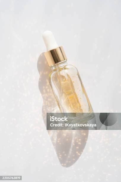 흰색 배경에 히알루론산 모이스처라이징 24k 골드 세럼이 있는 클로즈업 피펫 스포이드 병 뷰티 스킨 케어 컨셉 뷰티와 스파 0명에 대한 스톡 사진 및 기타 이미지 Istock