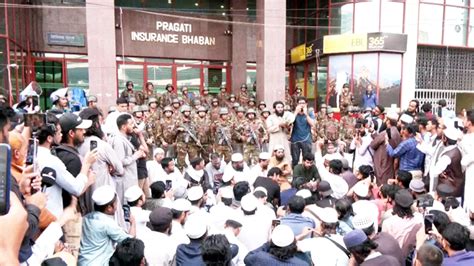 প্রথম আলোর সামনে আজও আন্দোলনকারীদের অবস্থান