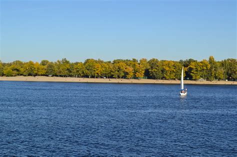 키예프 우크라이나의 가을 풍경 드니프로 강 트루카니브 섬의 전경 가을에 대한 스톡 사진 및 기타 이미지 가을 강 건축 Istock