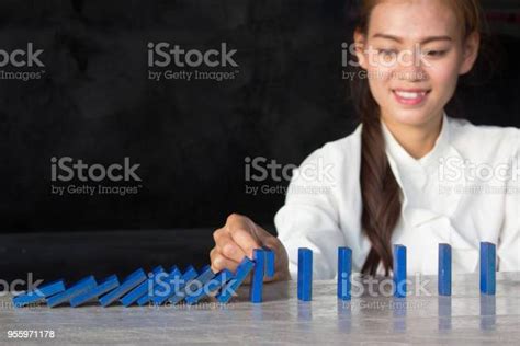 경제인 손을 나무 도미노 효과 연속에서 축출 또는 위험 떨어지는 중지 전략 및 비즈니스에 대 한 성공적인 개입 개념 가로채기에