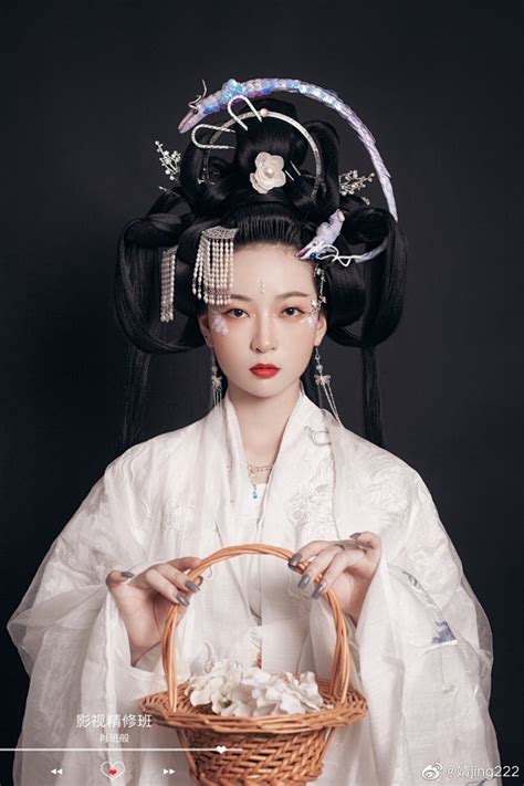 国潮 妆容彩妆 眼妆 唇妆护肤美妆美女微笑笑容模特医美女装酷流行时尚珠宝高清照片摄影身材彩妆