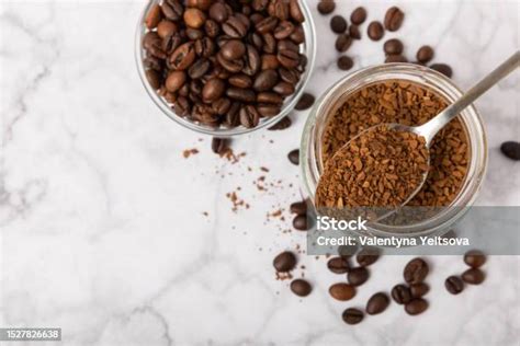 돌 배경에 인스턴트 커피와 커피 원두 향기로운 커피 음료 텍스트를 위한 위치입니다 복사 텍스트를 위한 공간 0명에 대한 스톡 사진 및 기타 이미지 Istock