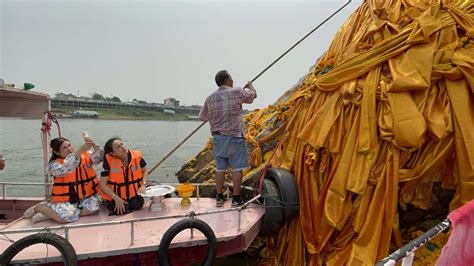 ข่าว Like สาระ ‘แม่น้ำโขงลดฮวบ ‘พระธาตุกลางน้ำหนองคายปรากฏชัดเจน ชาวบ้านลงเรือสักการะ