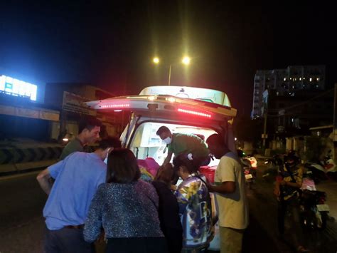 ស្ត្រីម្នាក់ឆ្លងទន្លេតាមចិញ្ចើមផ្លូវបានកូនស្រីម្នាក់បង្កការភ្ញាក់ផ្អើលដល់ប្រជាពលរដ្ឋនជួយយកអាសា