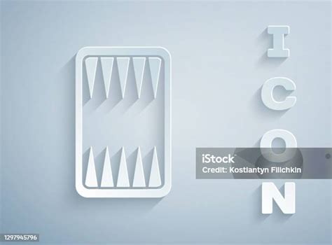 종이 는 회색 배경에 격리 된 주사위 놀이 보드 아이콘을 잘라 종이 아트 스타일 벡터 백개먼에 대한 스톡 벡터 아트 및 기타