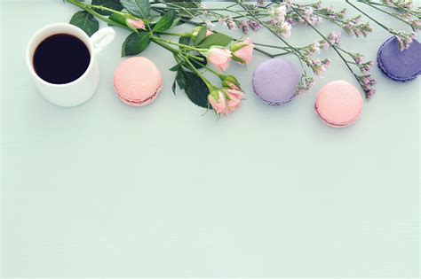 커피와 다채로운 마카롱 또는 마 카 롱 파스텔 나무 배경 위에 흰색 컵의 상위 뷰 이미지 낮에 대한 스톡 사진 및 기타 이미지 낮 레스토랑 로맨스 Istock