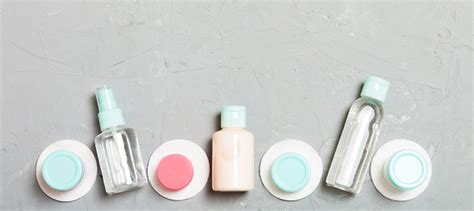 회색 배경으로 여행하기위한 작은 병 그룹 아이디어를 위한 공간을 복사합니다 화장품의 플랫 레이 조성 면 패드가 있는 크림 용기의 최고 전망 0명에 대한 스톡 사진 및 기타