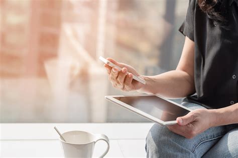 디지털 라이프 스타일 블로그 작가 또는 인터넷 통신 기술에 종사 하는 스마트 장치를 사용 하 여 비즈니스 사람 인공지능에 대한 스톡 사진 및 기타 이미지 Istock