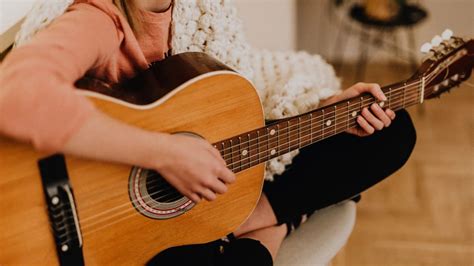 How To Strum Acoustic Guitar Audiolover