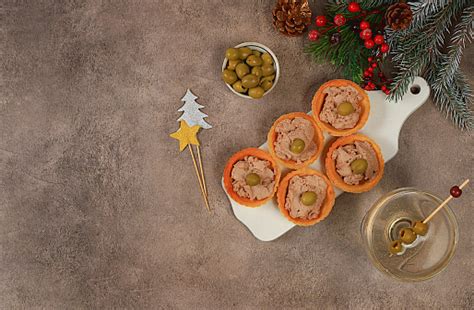 크리스마스와 새해 요리 휴일 테이블을위한 스낵 및 상쾌한 음료 세트 콘크리트 테이블에 파테 치즈 올리브 타르틀렛을 얹은 접시 전채 요리에 대한 스톡 사진 및 기타 이미지