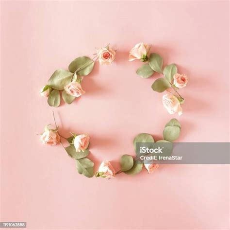꽃 조성 배경입니다 핑크 백그롭에 아름다운 핑크 장미 맨 위 보기 공간을 복사합니다 플랫 레이 플로럴 카드 휴일 꽃 개념입니다