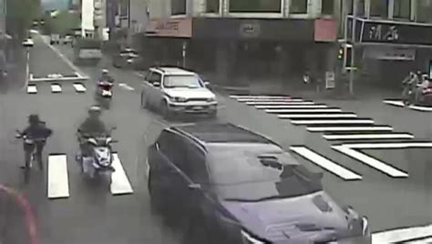 傻眼疑走錯路圖方便 駕駛倒退嚕逆向