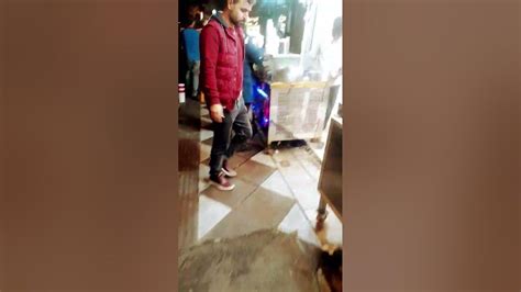 پیاده روی زیره بارون تو خیابانی صعدی شلوارتیشرت کتونیکوتشلوار