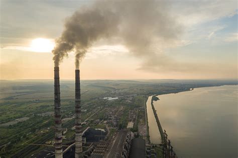 석탄 발전소에서 회색 연기와 높은 굴뚝 파이프의 공중 보기 화석 연료로 전기 생산 공장 산업 건물에 대한 스톡 사진 및 기타