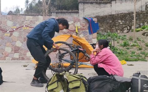 带女友骑自行车穷游去西藏318路上扎胎愿意陪我吃苦我真幸福 哔哩哔哩