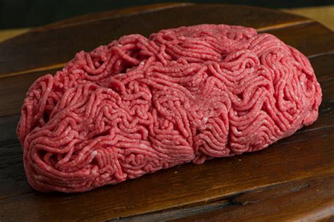 햄버거 햄버거 고기 정육점 상점에서 나무 정육점 블록에서 찍은 생 고기 고기의 고전적인 미국 정육점 컷 스테이크 쇠고기 갈비