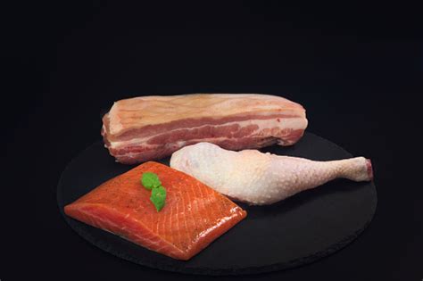 다양 한 원시 생명체 단백질 식품 연어 닭고기와 블랙에 삼겹살 슬레이트 판과 검은색 고기에 대한 스톡 사진 및 기타 이미지 고기 날것 단백질 Istock