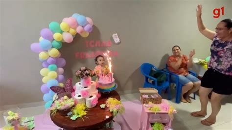 Tchau Fraldinha Menina Ganha Festa De Desfralde Com Convidados Decora O E At Certificado