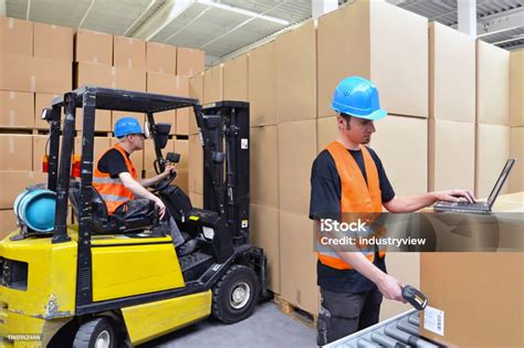 노트북 및 바코드 스캐너가 있는 작업자는 백화점에서 발송물을 처리 합니다백그라운드에서 지게차 트럭 드라이버 30 39세에 대한 스톡 사진 및 기타 이미지 Istock