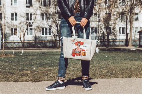 토트 백을 들고 있는 여성의 선택적 초점 사진 사진 Unsplash의 무료 사람의 이미지