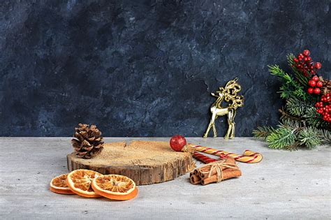 디자인 및 제품 쇼케이스 나무 코스터와 휴일 장식빈 소박한 테이블에 대한 크리스마스와 새해 모형 개념에 대한 스톡 사진 및 기타