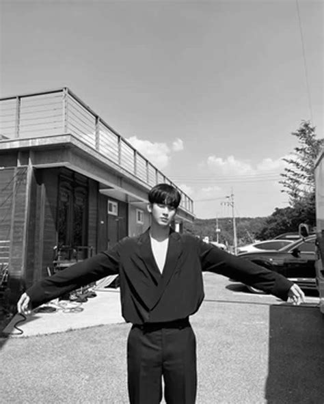 김수현 가슴팍 과감 노출 섹시해진 비주얼